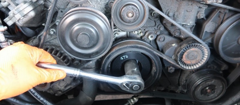 Manually Turn Mercedes-Benz Engine Crankshaft